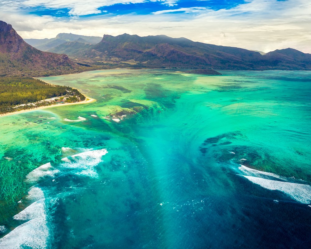 This Stunning Underwater Waterfall Is One Big Optical Trick