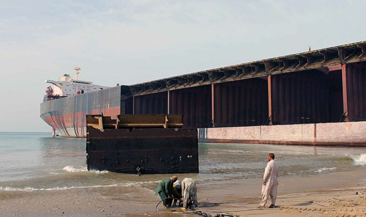 9 Enormous Ship Graveyards Carved By Time
