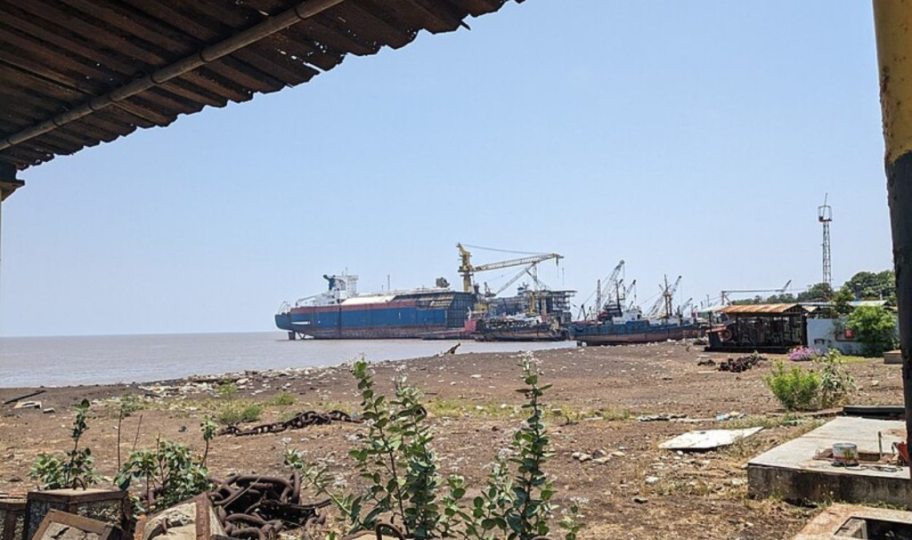 9 Enormous Ship Graveyards Carved By Time