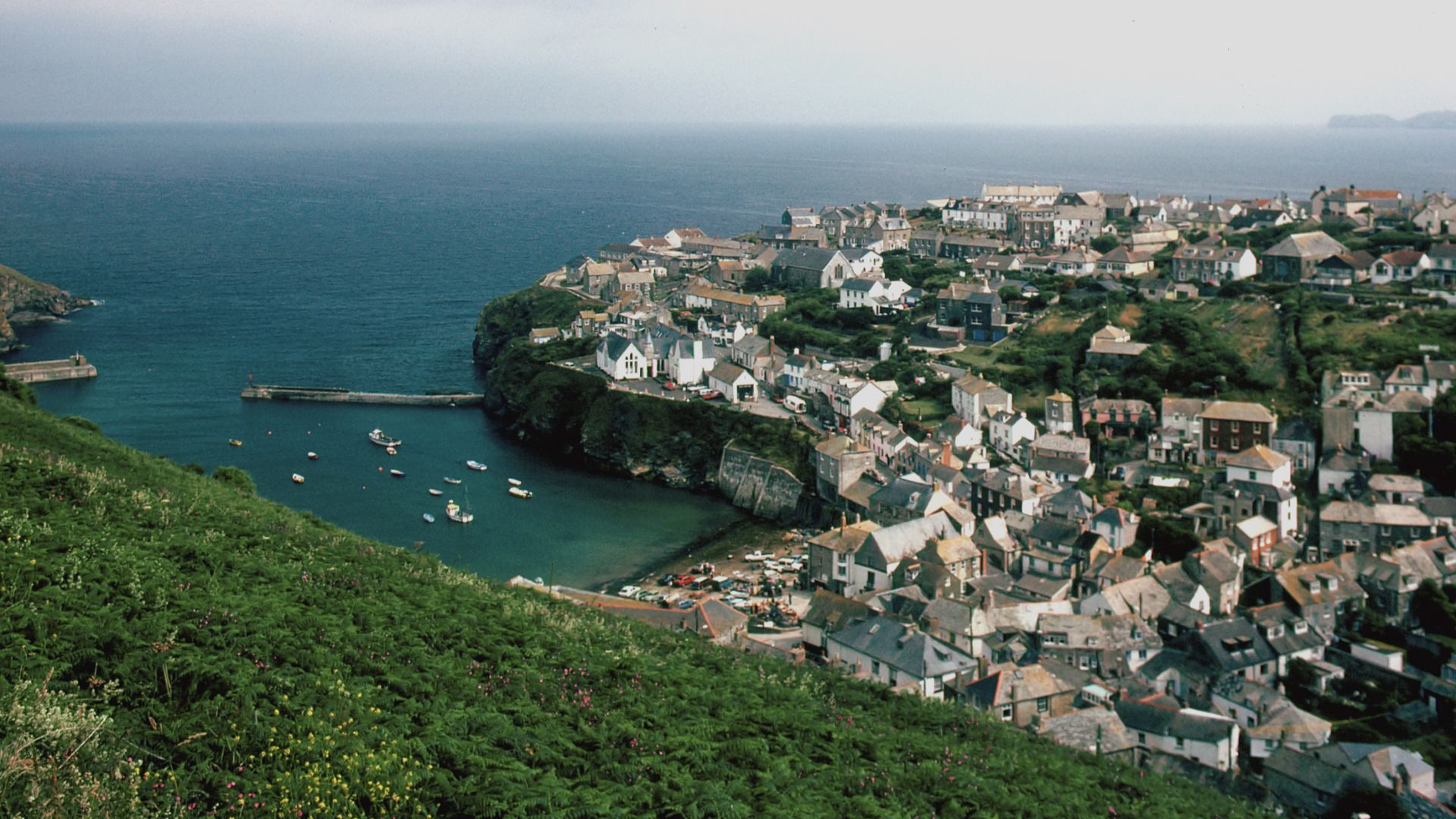 44 Real Tourist Spots From Iconic TV Shows And Movies
