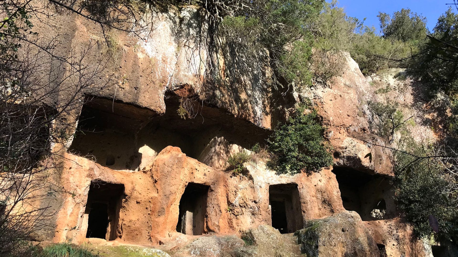Archaeologists opened a 2,600-year-old tomb in Central Italy and ...